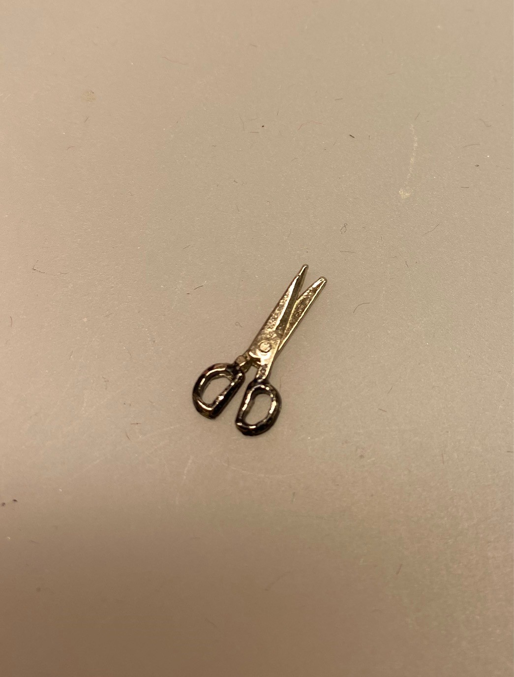 Miniature Saks lille fin sølvfarvet og sortmalet metal