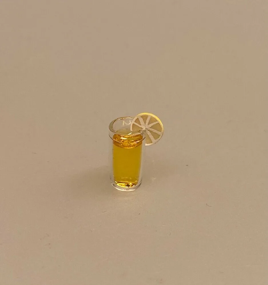 Miniature Glas med Citronvand rigtigt glas med citronskive